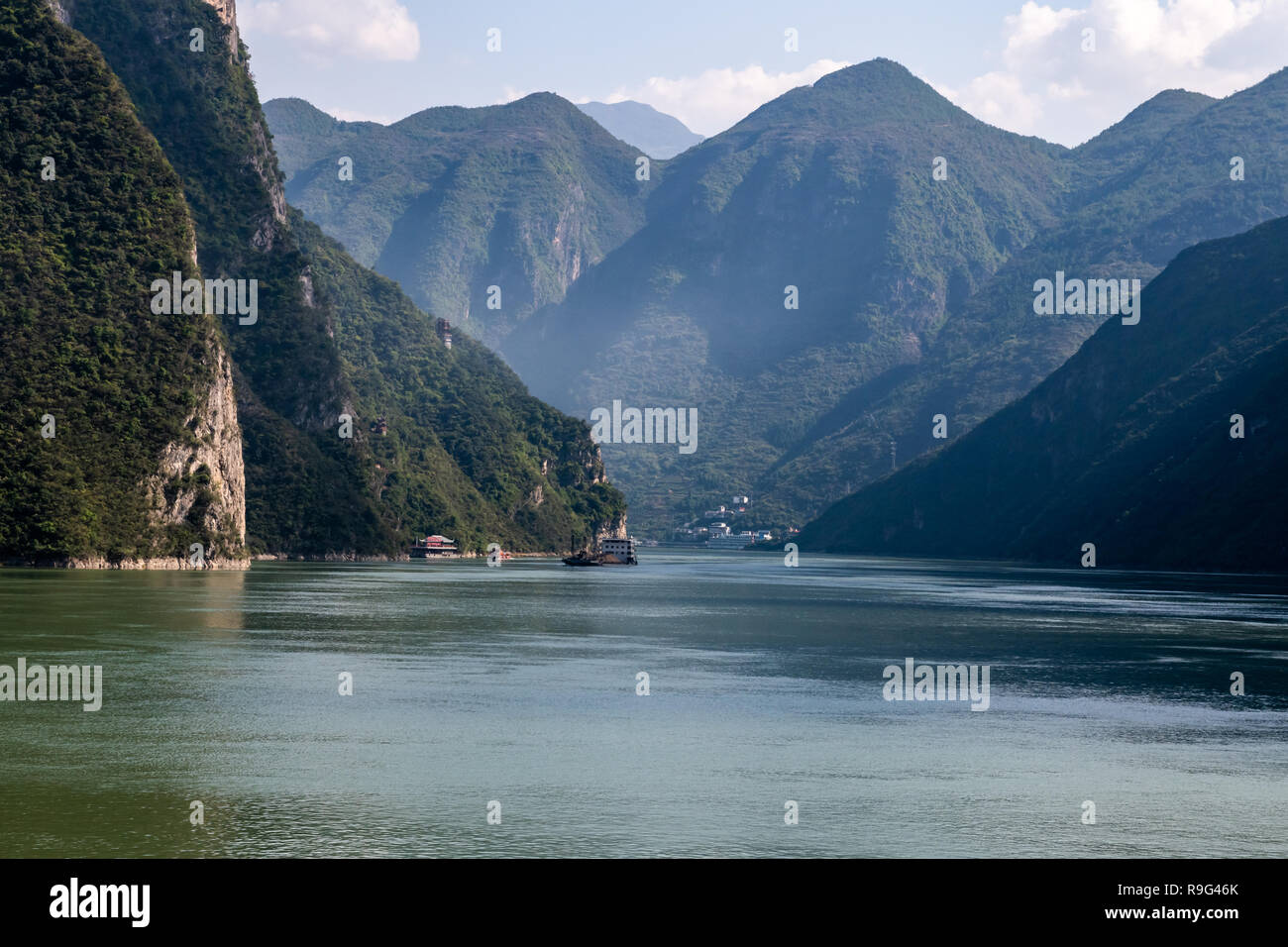 View of the Wu gorge on the Yangtze River - china Stock Photo - Alamy