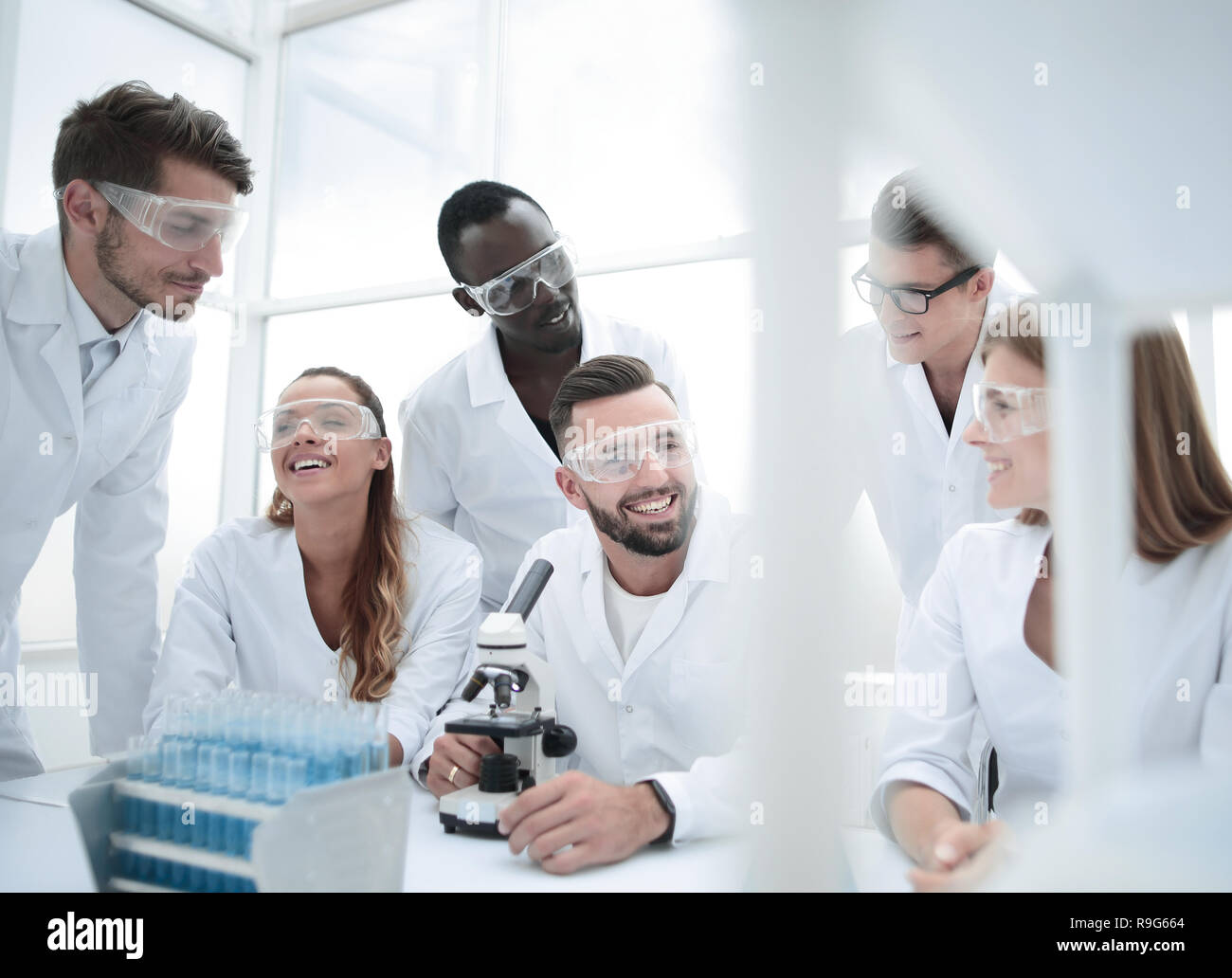 Group of chemistry students working in laboratory Stock Photo - Alamy