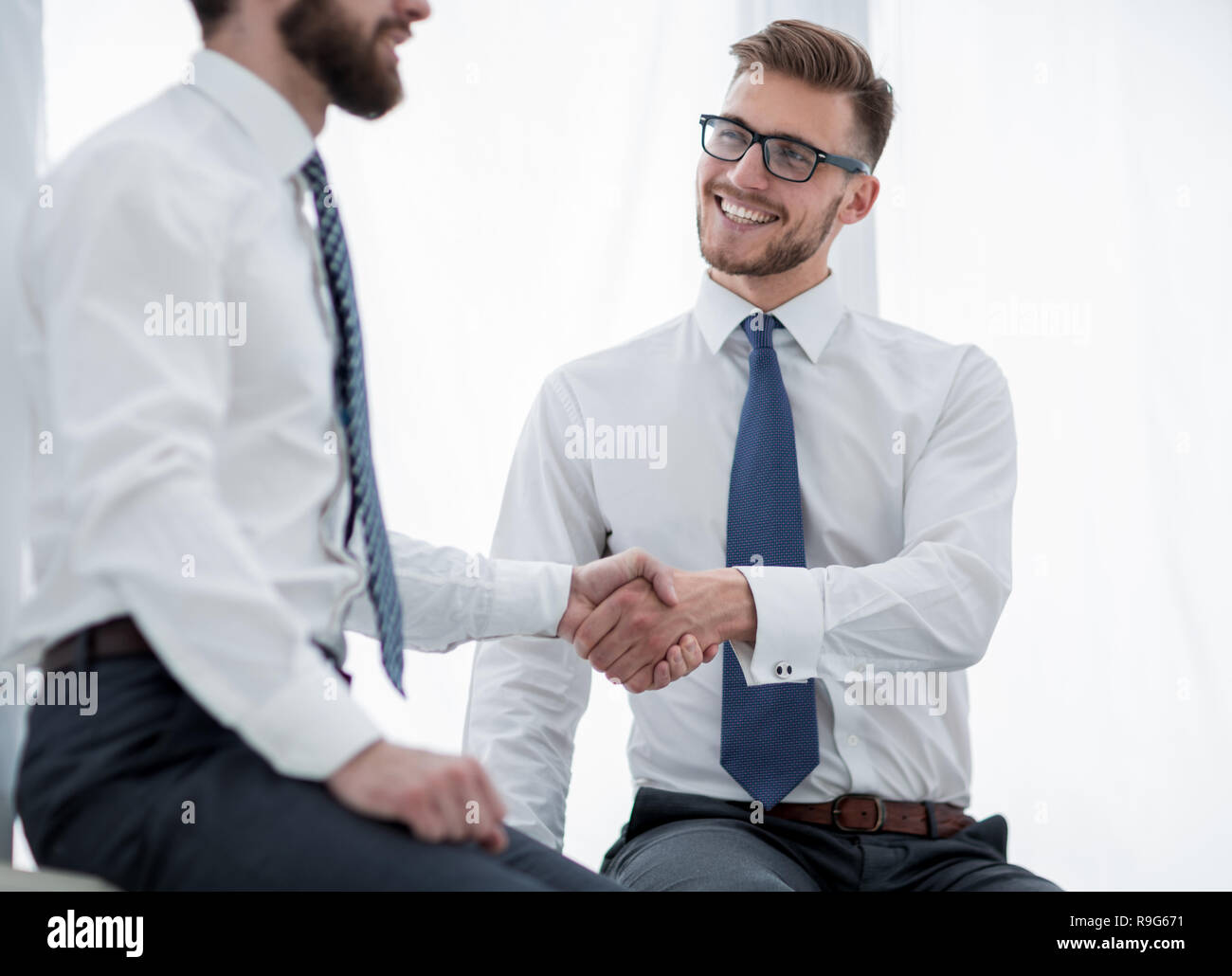 close up.business handshake of business people on a light background ...