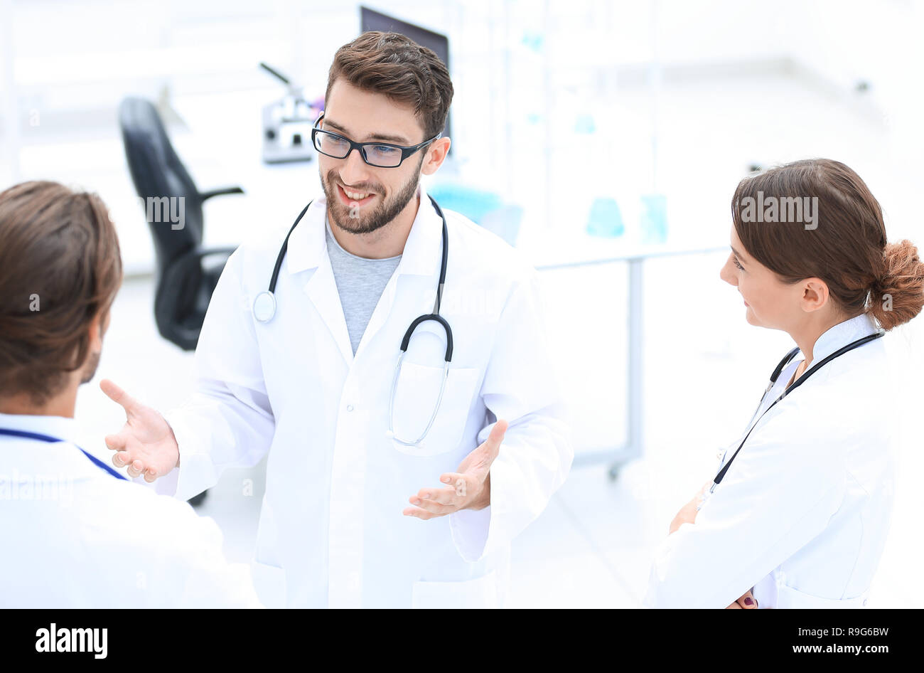 Medical doctor speaking to group hi-res stock photography and images ...