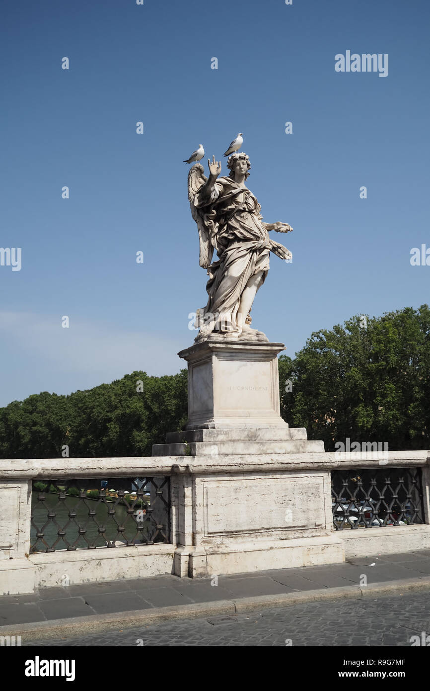 Statue and the birds hi-res stock photography and images - Alamy