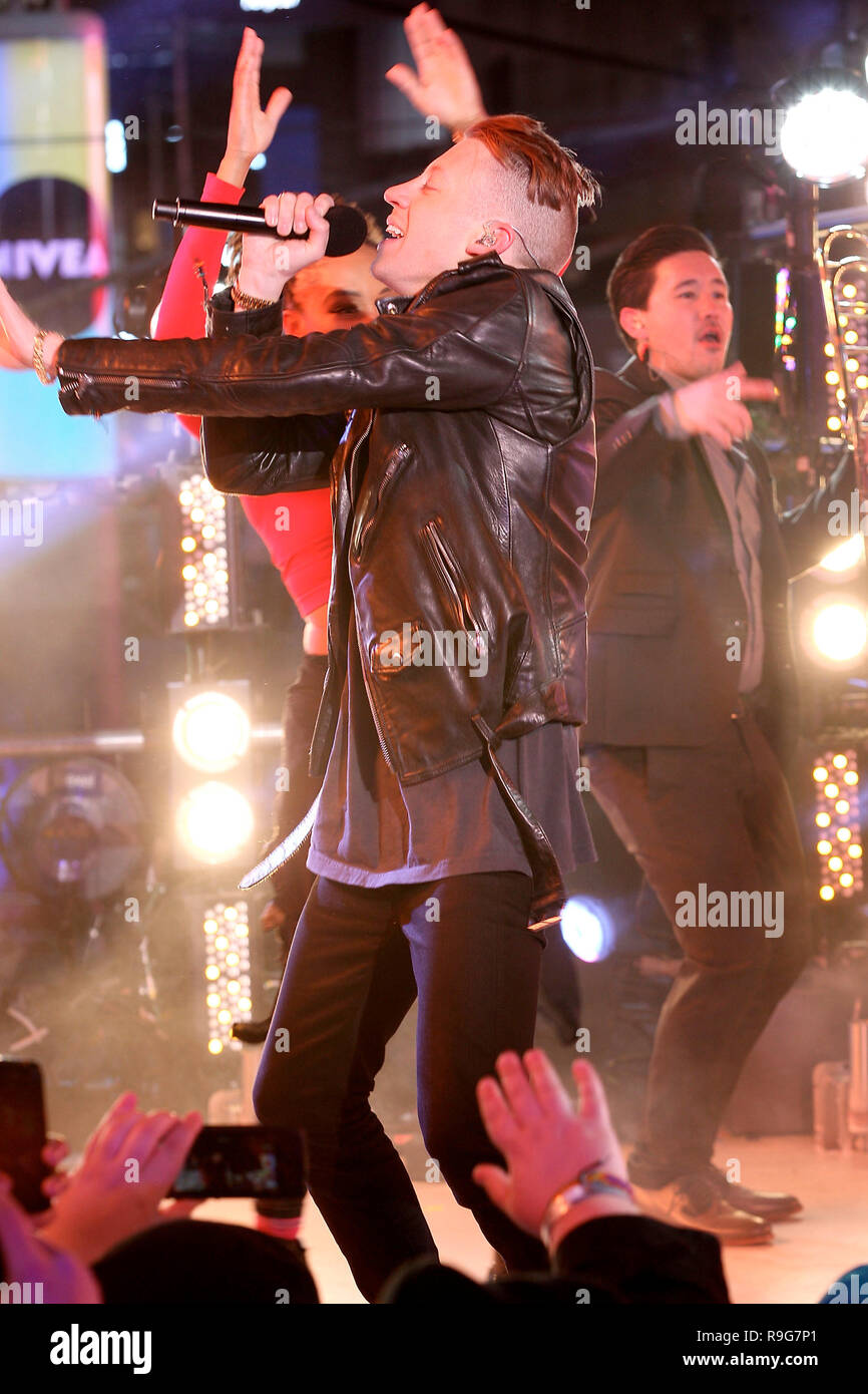 NEW YORK, NY - DECEMBER 31: Macklemore performs on stage at the New ...