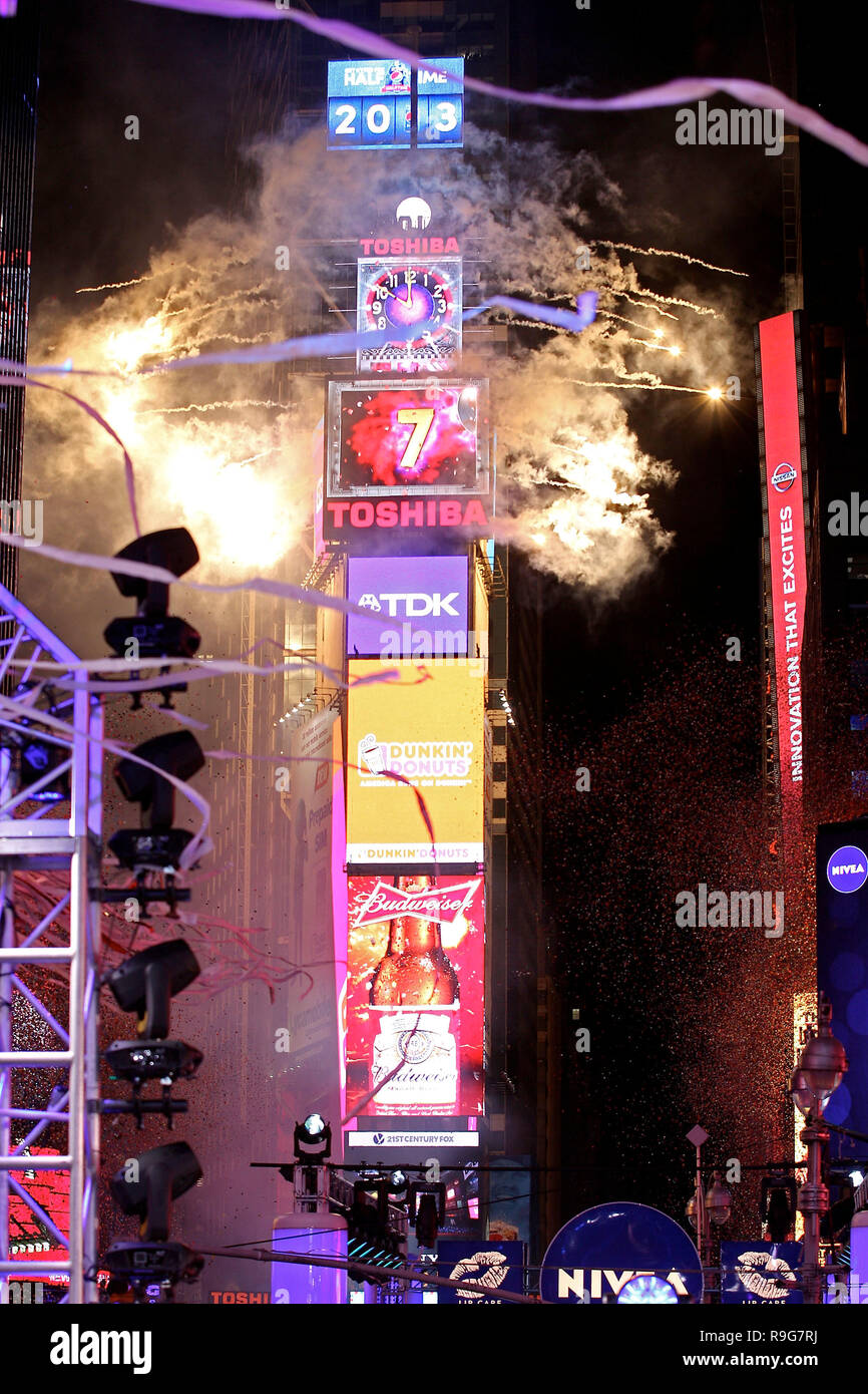 Times Square New Year Ball Drop Stock Photos & Times Square New Year ...