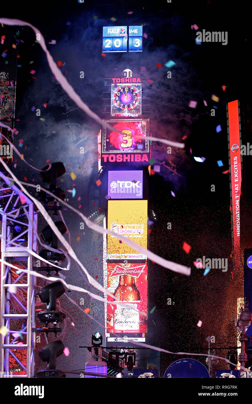 Times square new year ball drop hi-res stock photography and images - Alamy