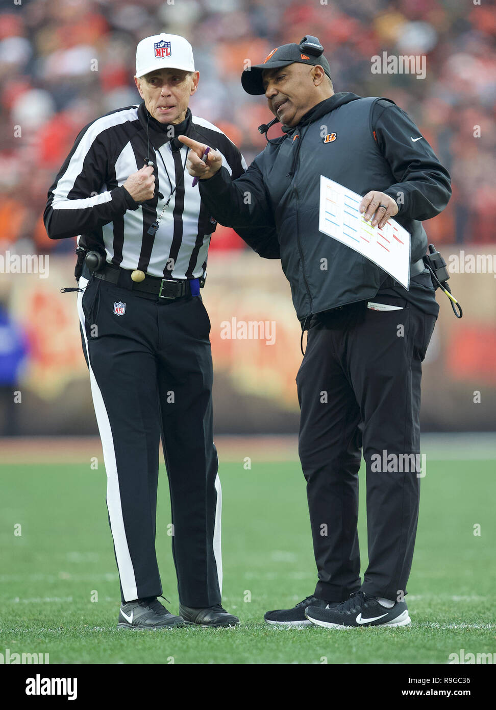 Nfl referee goal hi-res stock photography and images - Alamy