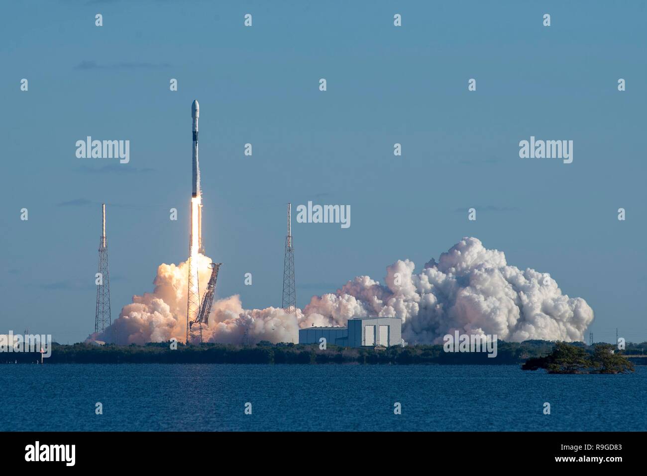 Cape Canaveral, Florida, USA. 23rd Dec, 2018. A SpaceX Falcon 9 rocket ...