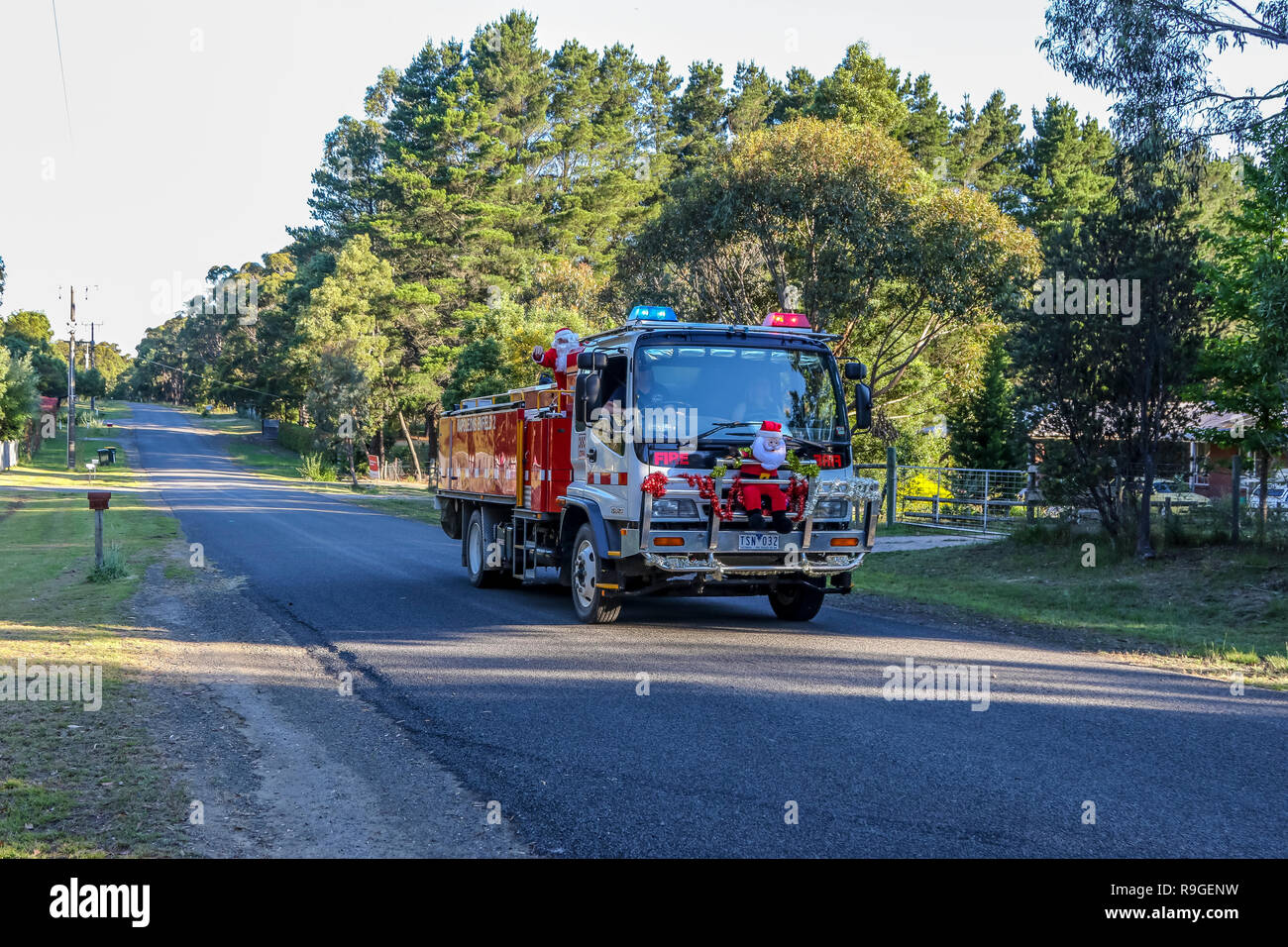 Enfield, Victoria, Australia. 24th Dec, 2018. Santa Clause makes an ...