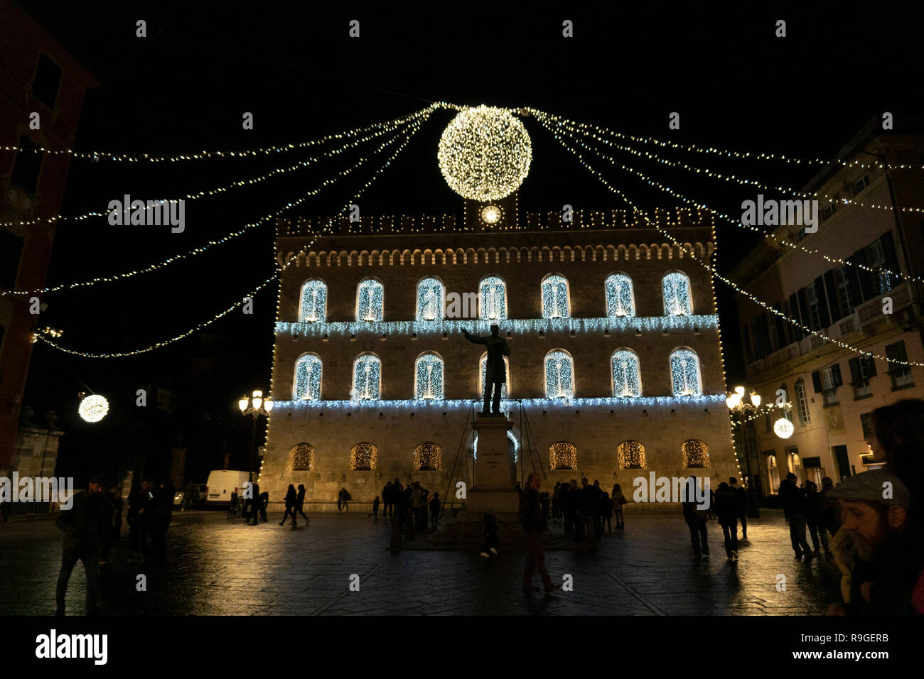 Shopping arcade under the old town hall hi-res stock photography and ...