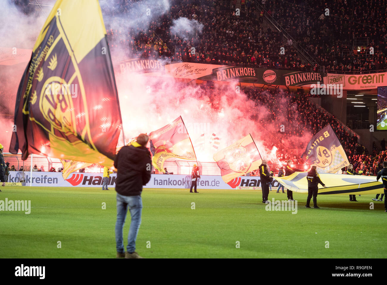 Dortmund, Deutschland. 21st Dec, 2018. Borussia Monchengladbacher fans ...