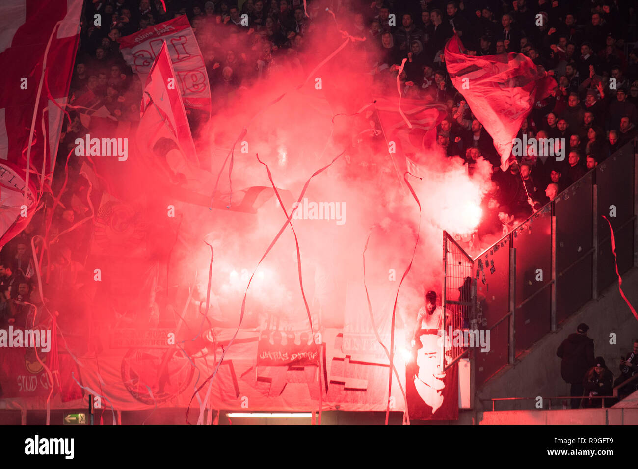 Hanover, Deutschland. 22nd Dec, 2018. Duesseldorf fans ending fireworks ...
