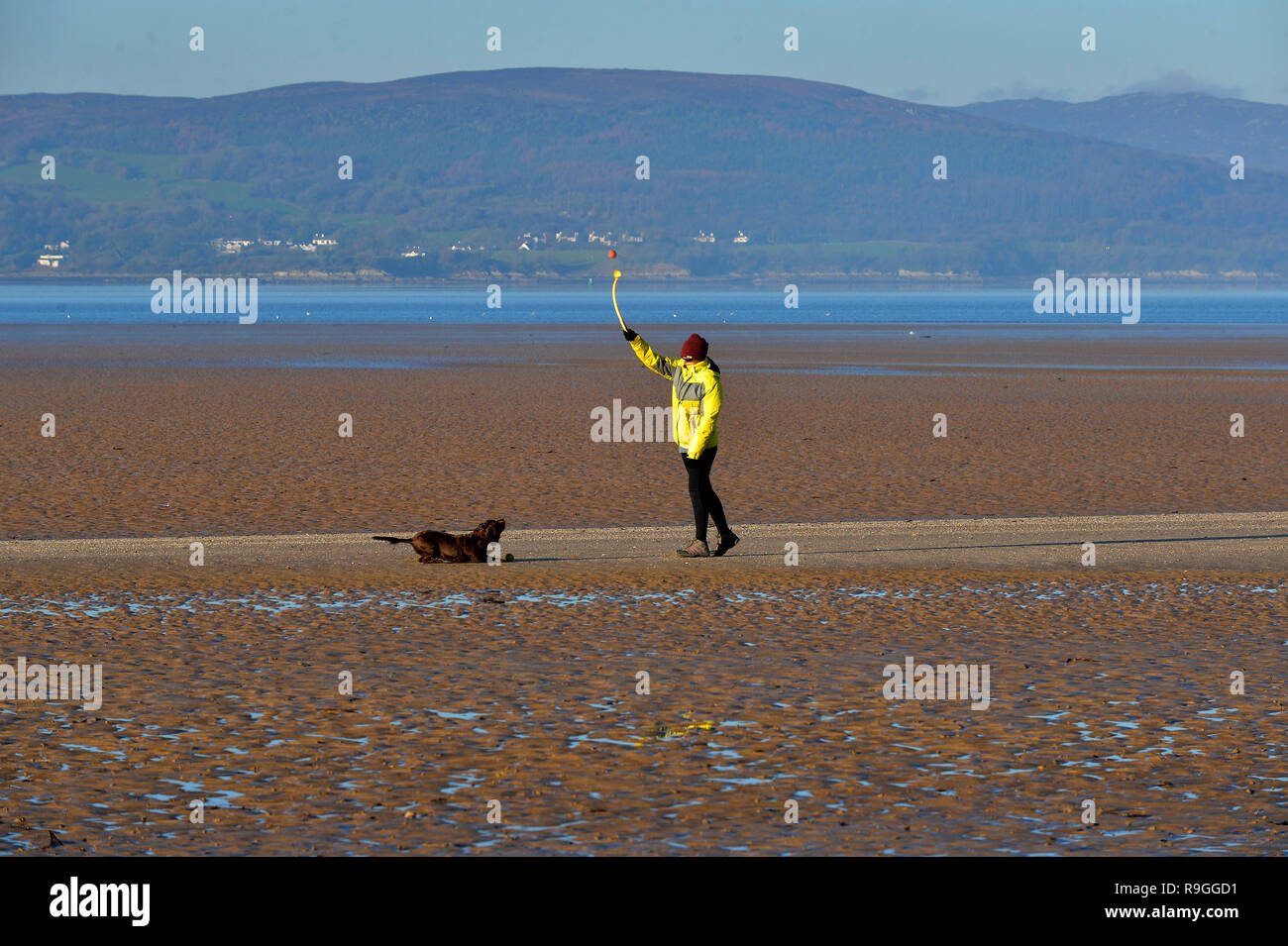 Weather, Ireland. 24 December 2018. Low lying mist and sunshine, Fahan ...