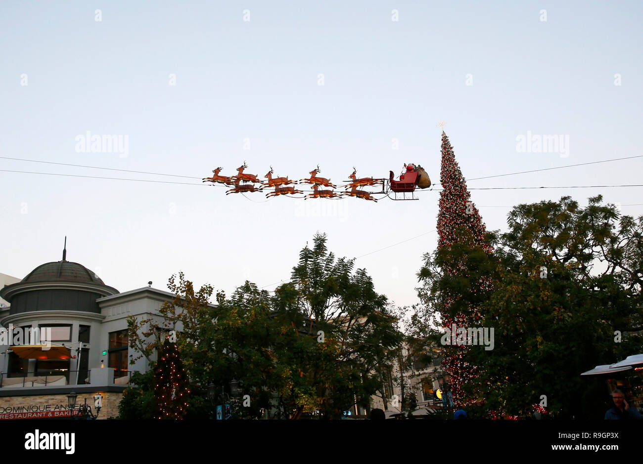 Los Angeles, USA. 24th Dec, 2018. Flying Santa Claus and reindeer are ...