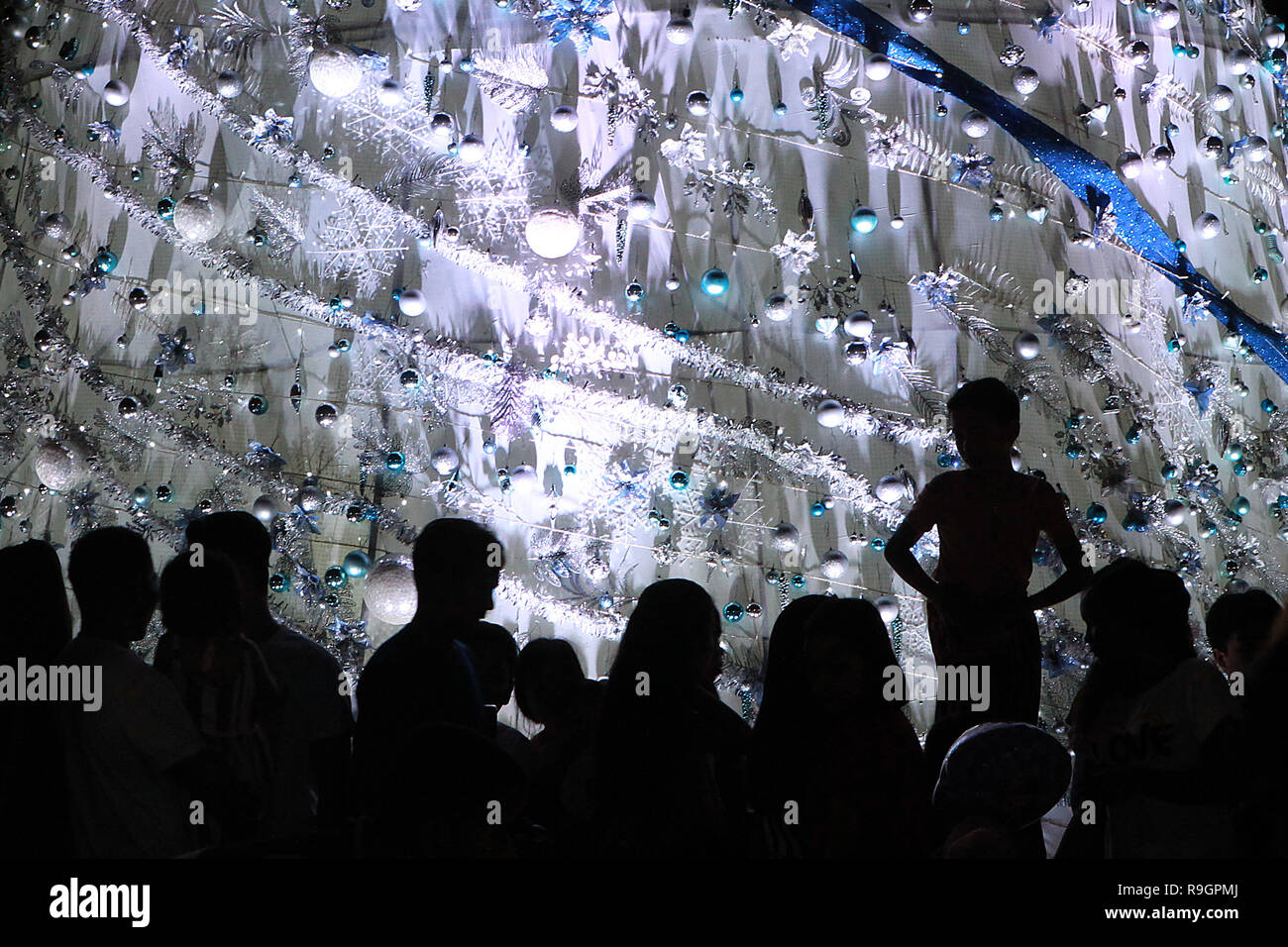 Valenzuela City, Philippines. 25th Dec, 2018. People celebrate ...