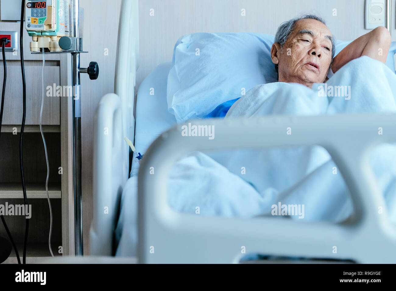 Elderly patients relax in hospital bed Stock Photo - Alamy