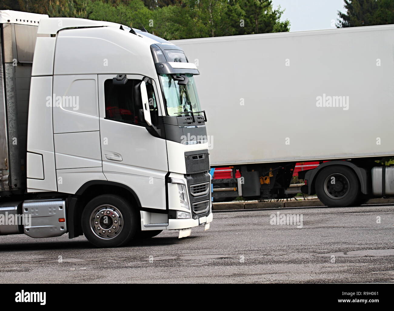 People loading up trucks with goods hi-res stock photography and images ...