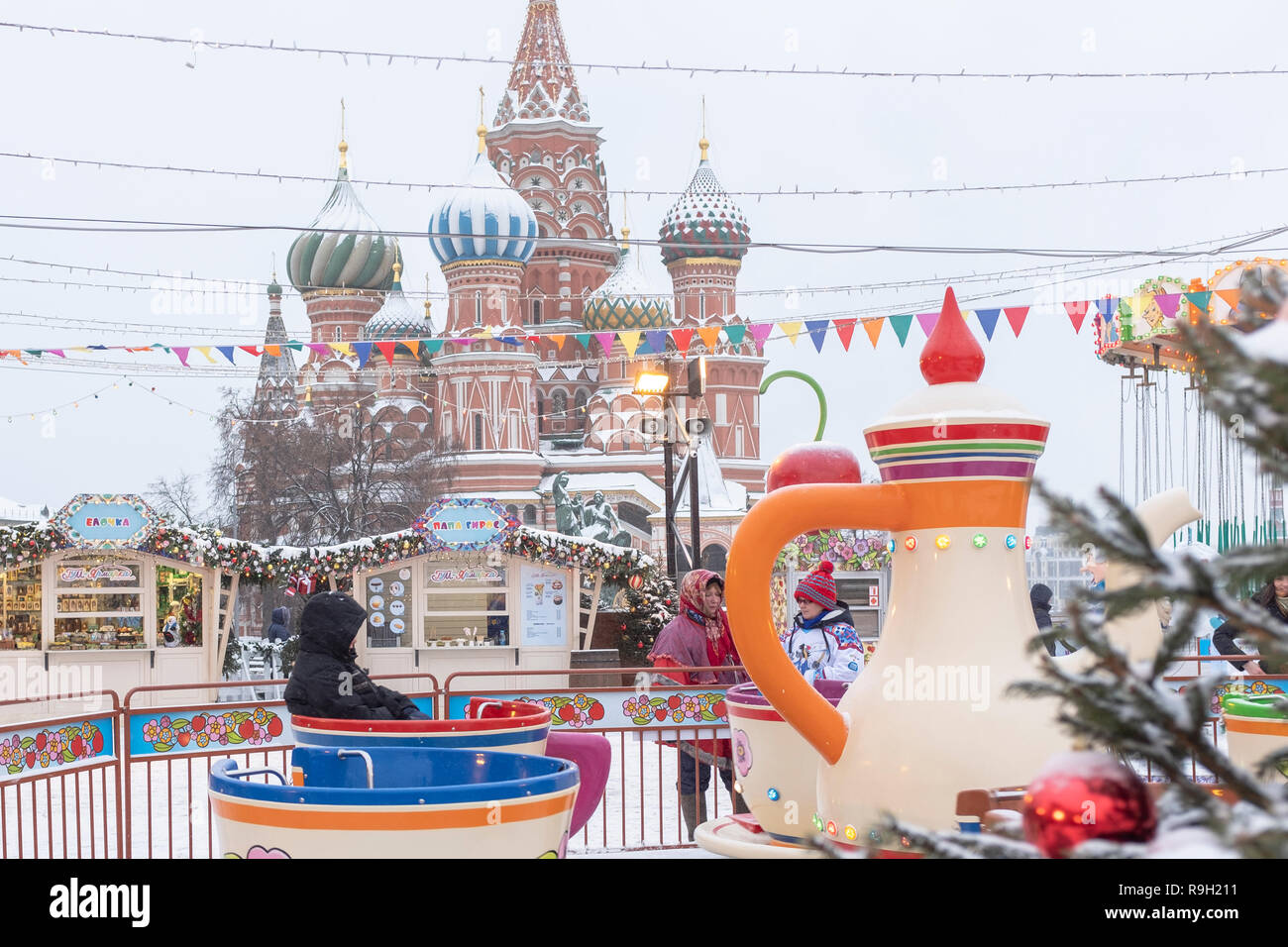 Christmas market on Req Square, Moscow Stock Photo - Alamy