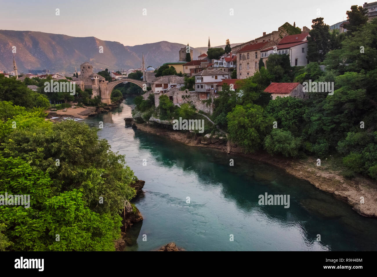 Houses and Stari Most (Old Bridge) along the Neretva River, Mostar ...