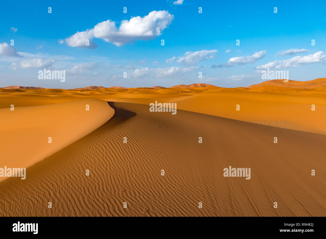 Beautiful landscape view of dunes Erg Chebbi, Sahara Desert, Merzouga ...