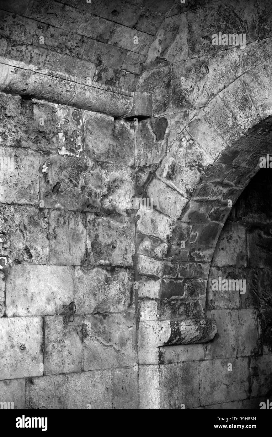 Stone arch section hi-res stock photography and images - Alamy