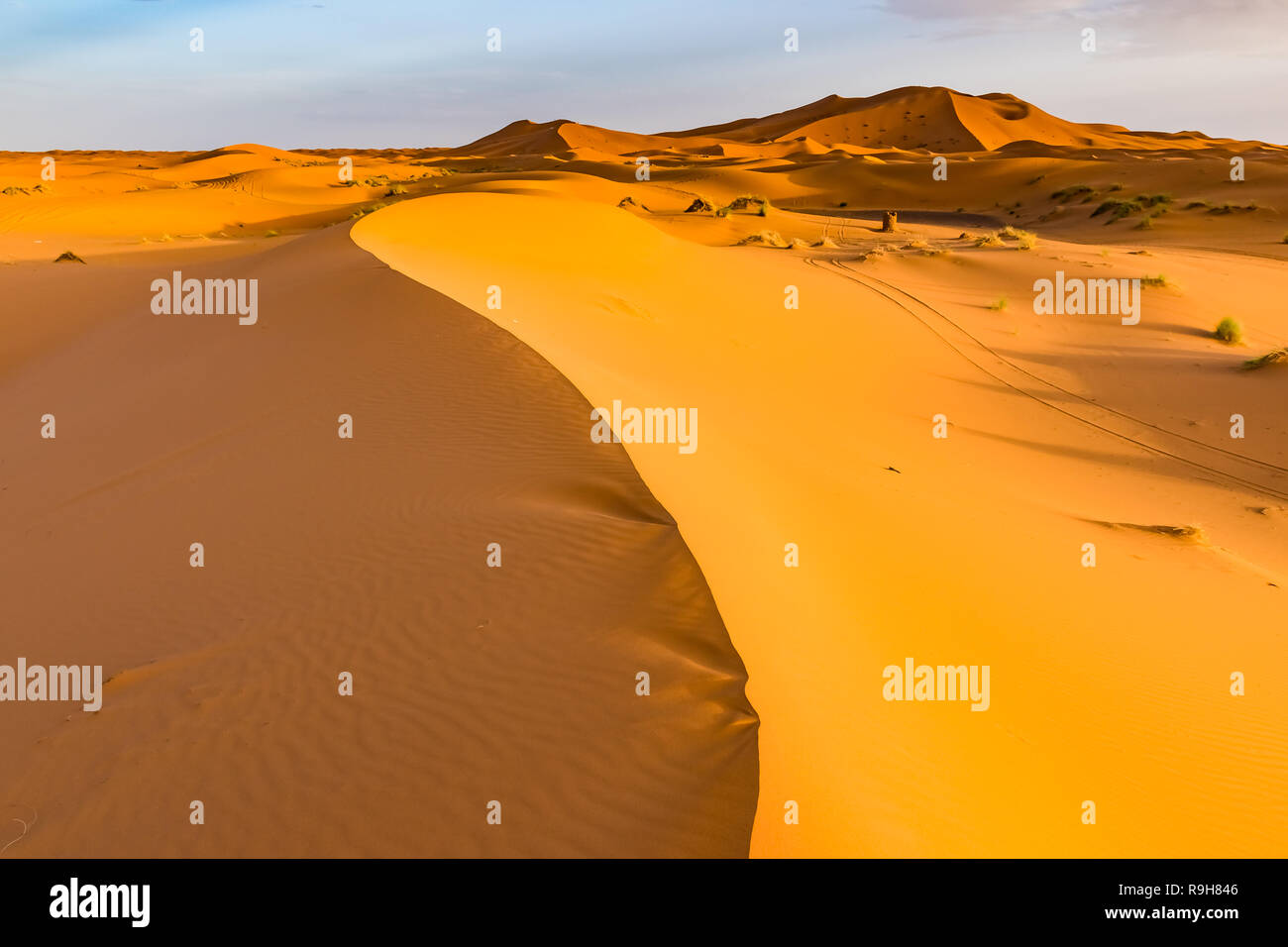 Beautiful landscape view of dunes Erg Chebbi, Sahara Desert, Merzouga ...