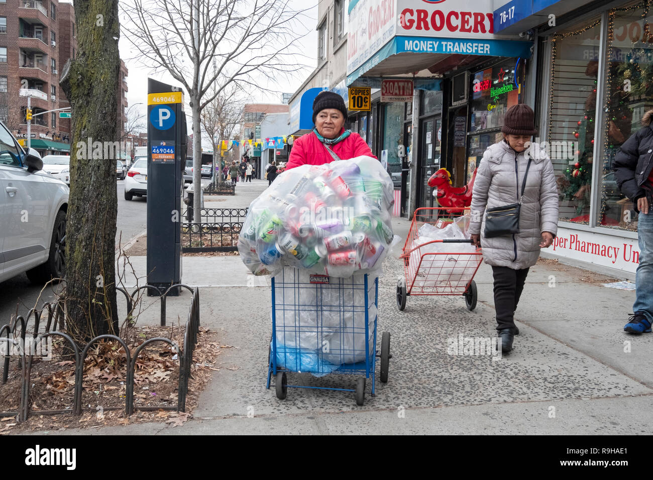 Empty cans hi-res stock photography and images - Alamy