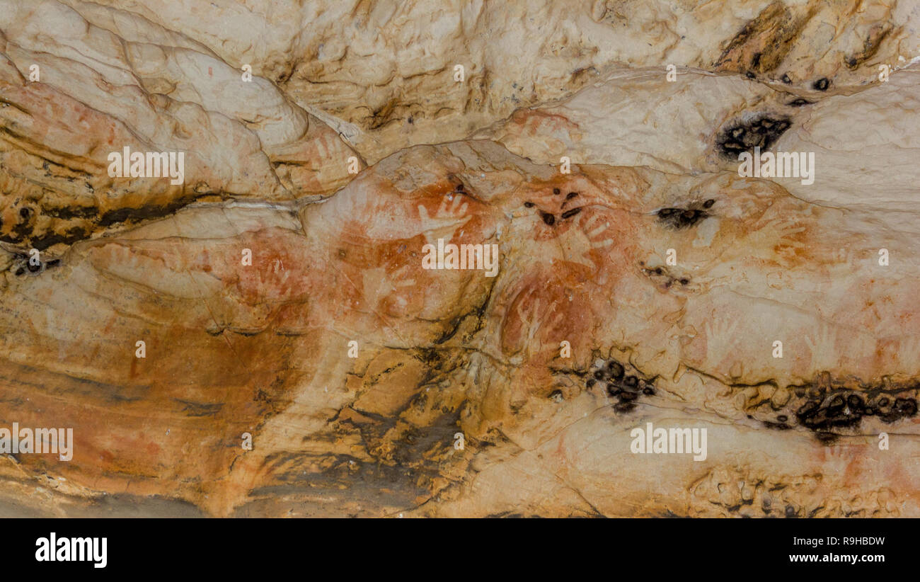 Ancient Aboriginal Art: hand prints in a cave, grampians National park ...