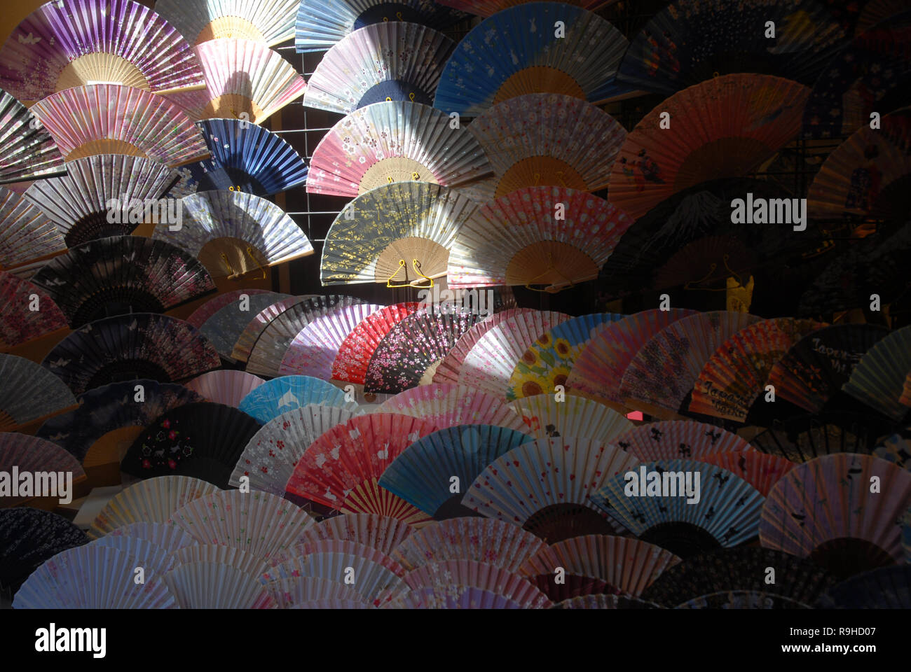 Geisha fan japan market hi-res stock photography and images - Alamy