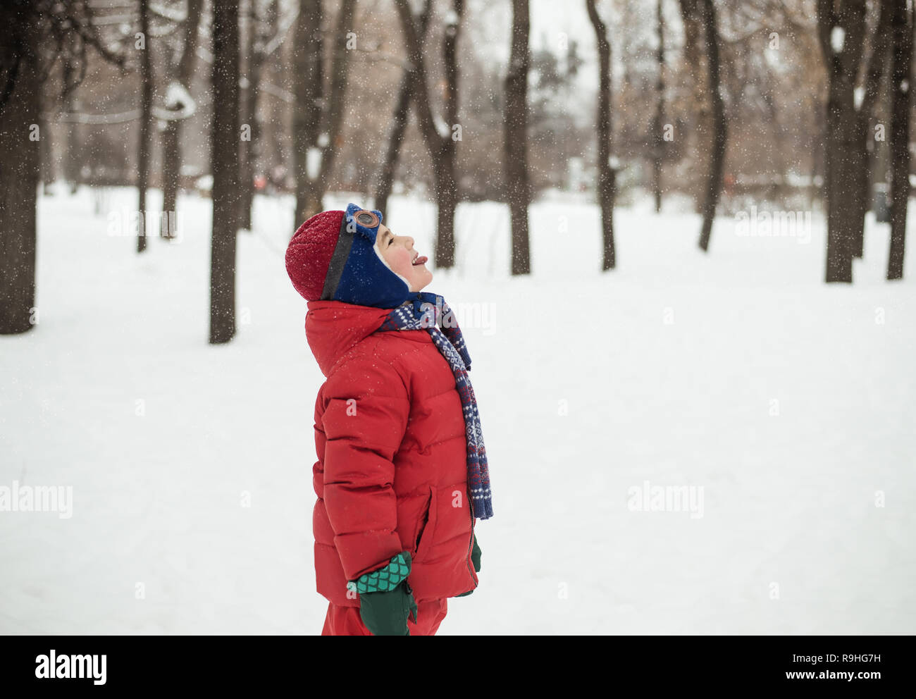 Child catch snow hi-res stock photography and images - Alamy