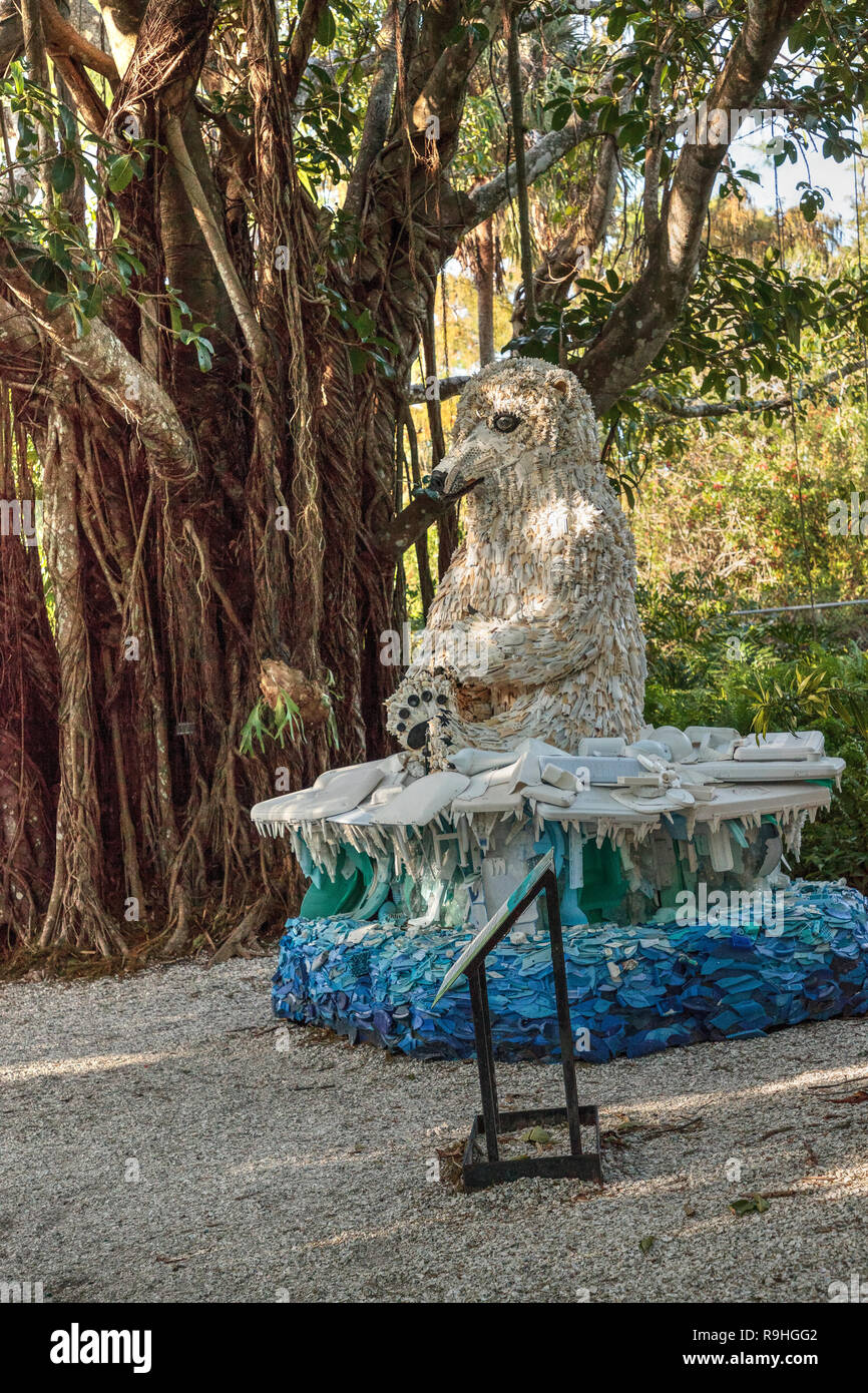 Polar bear sculpture hi-res stock photography and images - Alamy