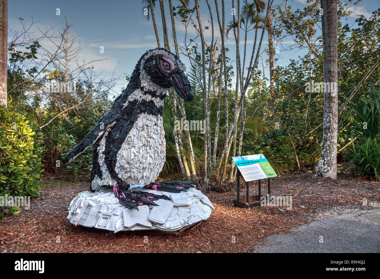Penguin sculpture hi-res stock photography and images - Alamy