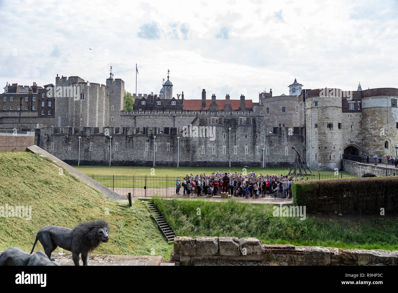 UK London Tower of London Tower Hill Gardens Stock Photo - Alamy