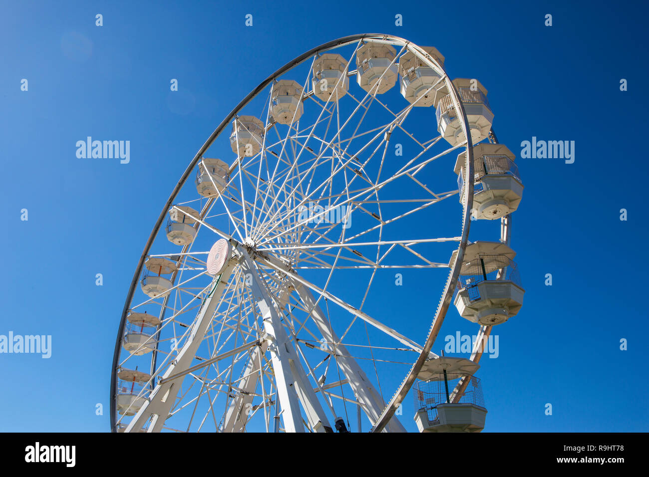 Ferris wheel spokes hi-res stock photography and images - Alamy