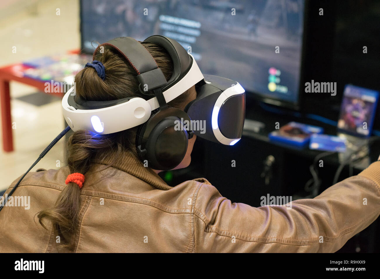 Child with video camera journalist hi-res stock photography and images ...