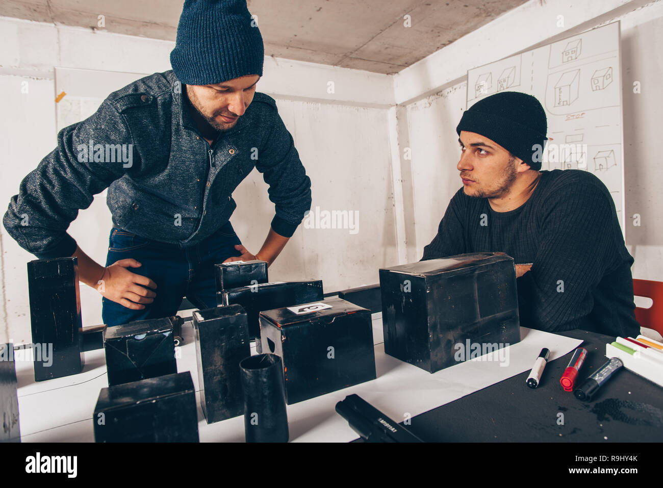 Maps making hi-res stock photography and images - Alamy