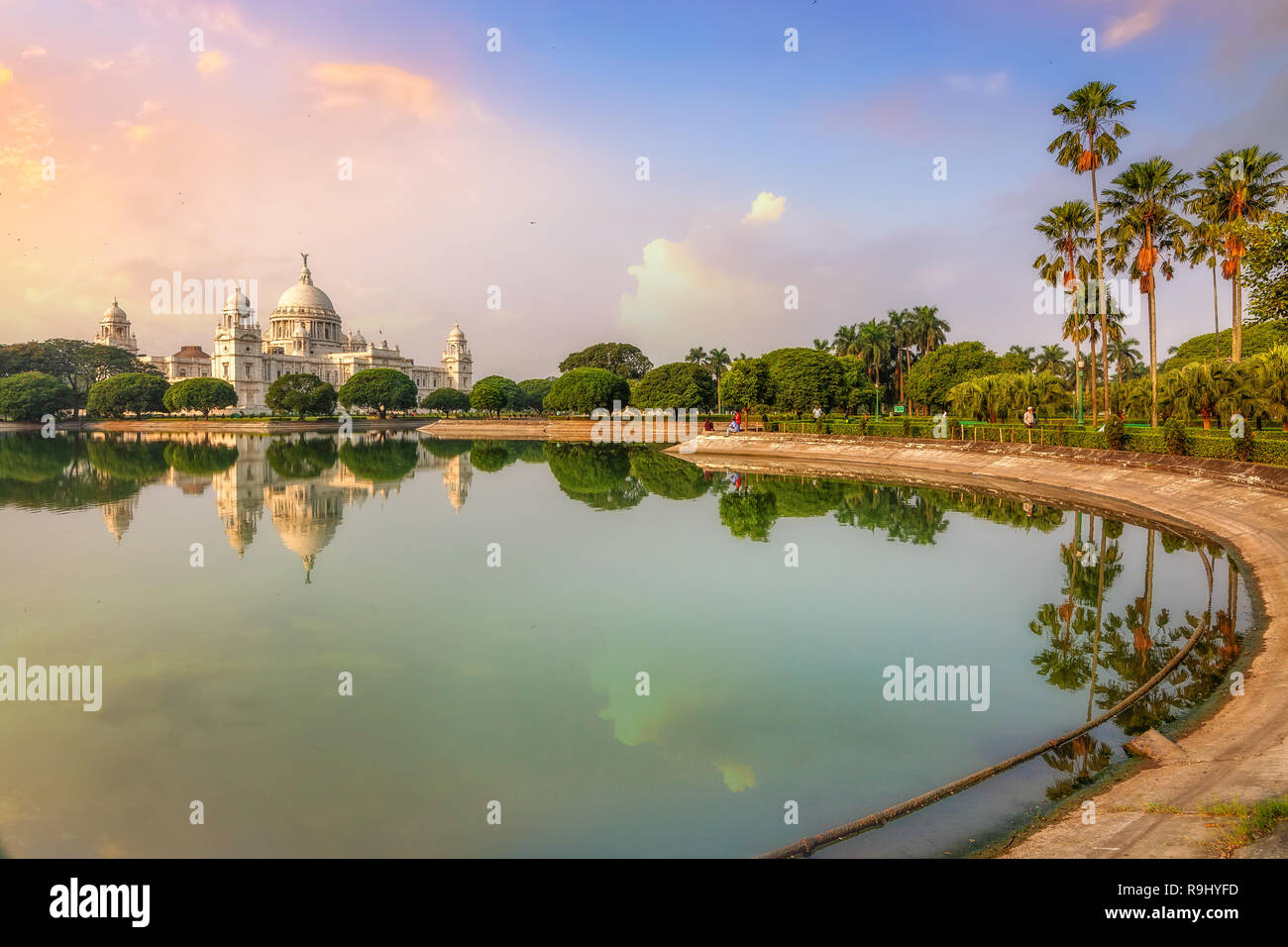Scenic Victoria Memorial Kolkata at sunrise with water reflection Stock ...