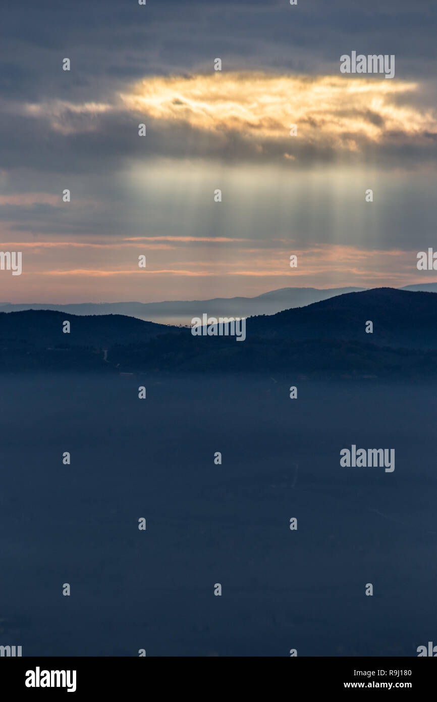 Sunlight shines through a cloud hi-res stock photography and images - Alamy