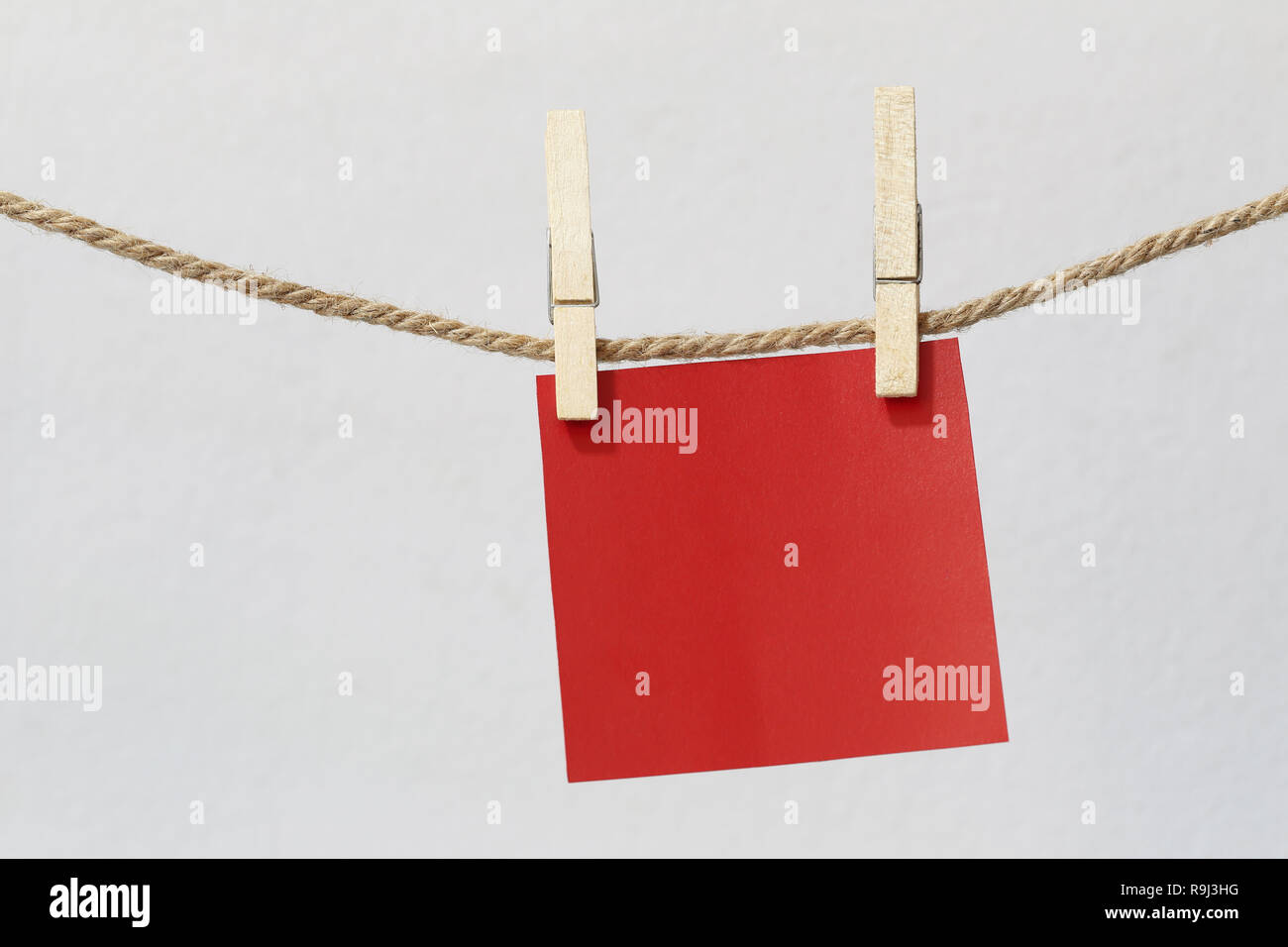 Red string board pins hi-res stock photography and images - Alamy