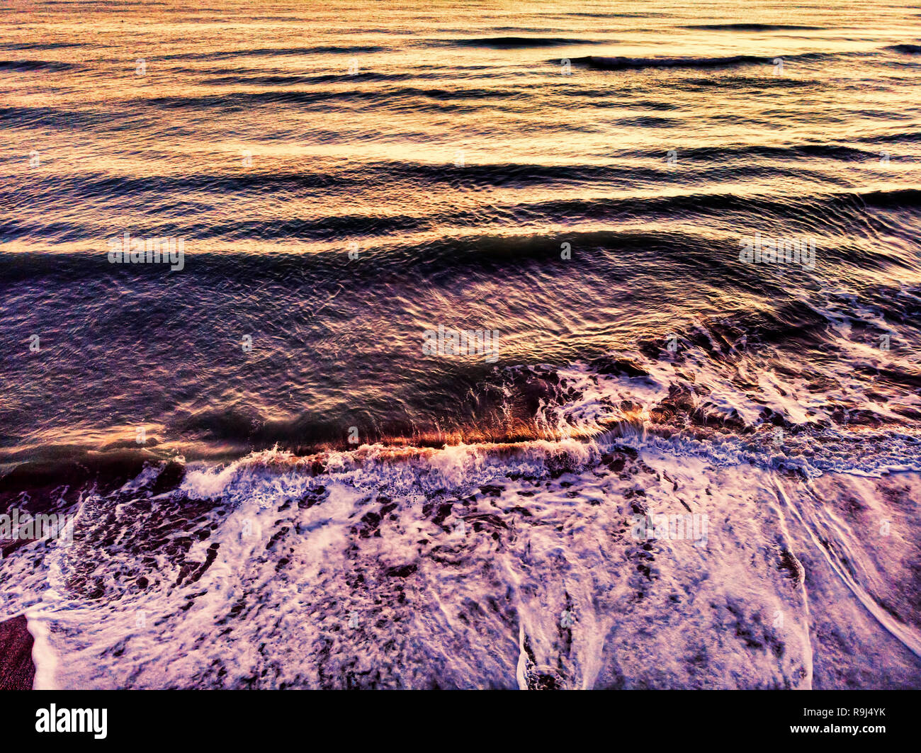 Foam at the shoreline hi-res stock photography and images - Alamy