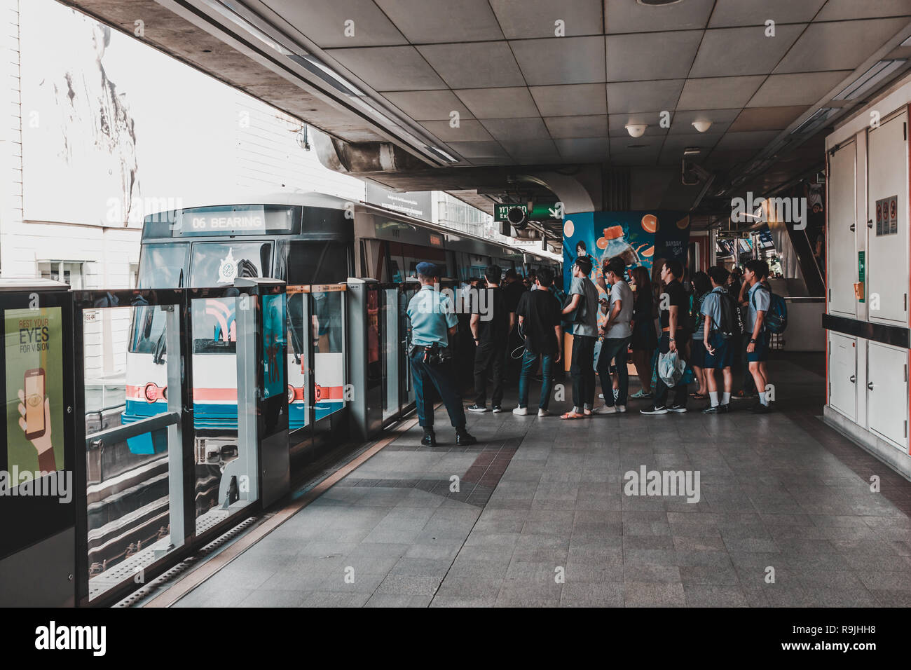 People entering skytrain bangkok hi-res stock photography and images ...