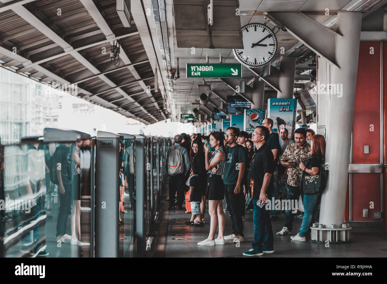 People entering skytrain bangkok hi-res stock photography and images ...