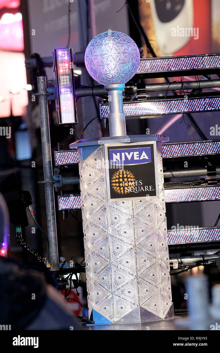 NEW YORK, NY - DECEMBER 31: Atmosphere at New Year's Eve 2012 in Times ...