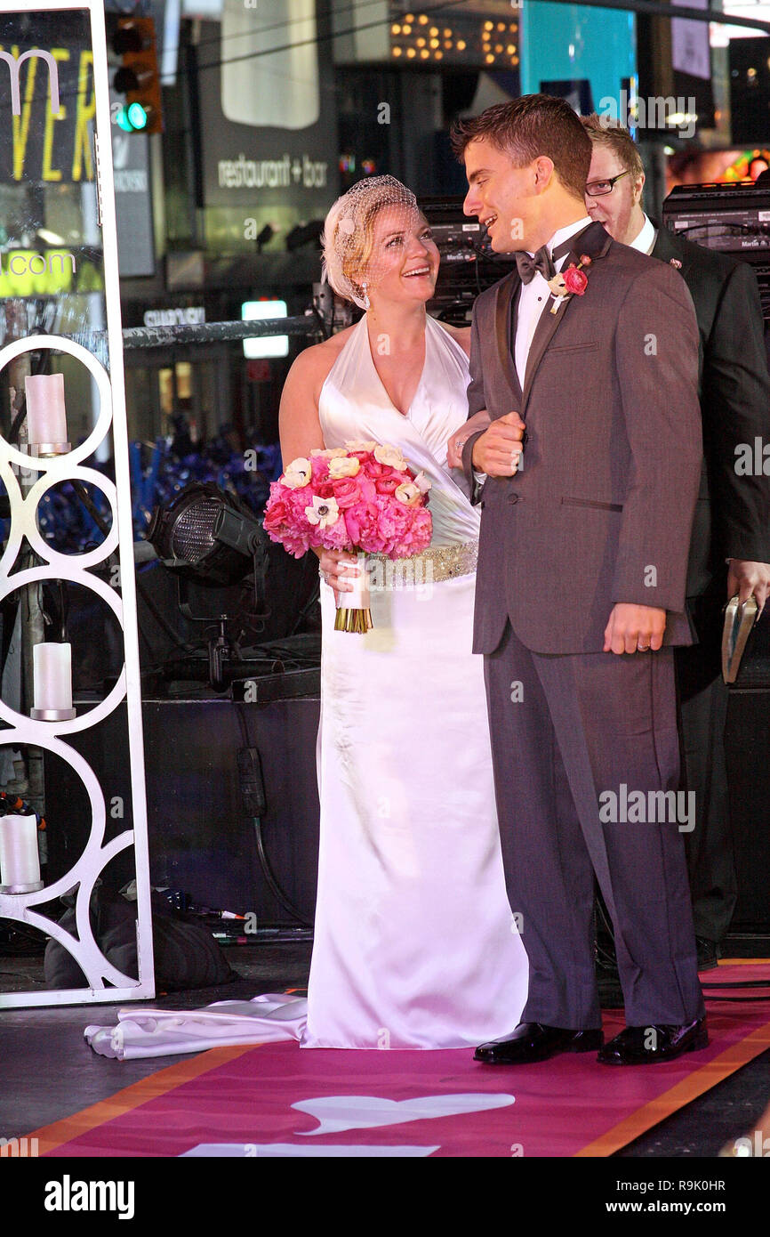 NEW YORK, NY - DECEMBER 31: Bethany Phillips and Geoffrey Dubit the ...