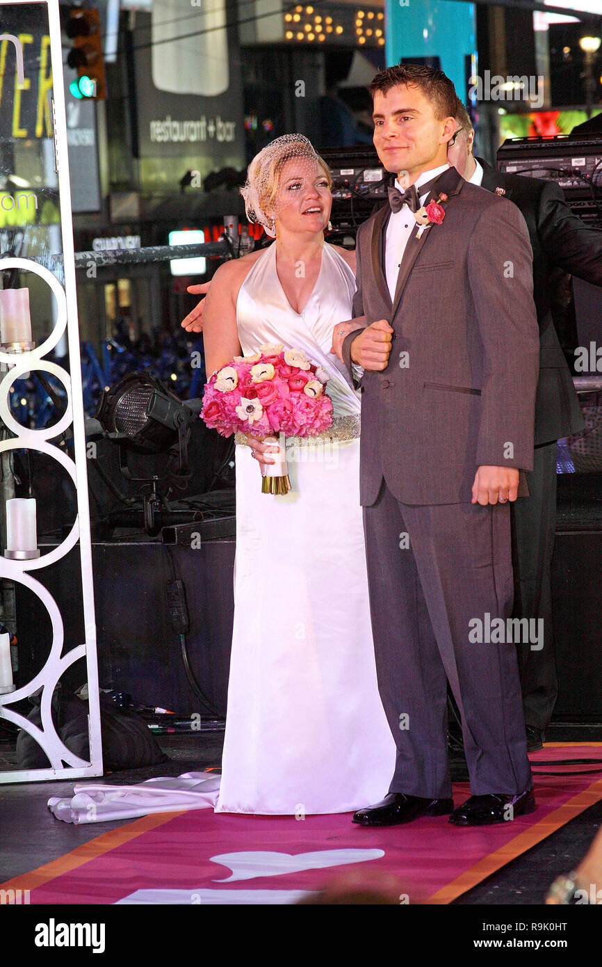 NEW YORK, NY - DECEMBER 31: Bethany Phillips and Geoffrey Dubit the ...