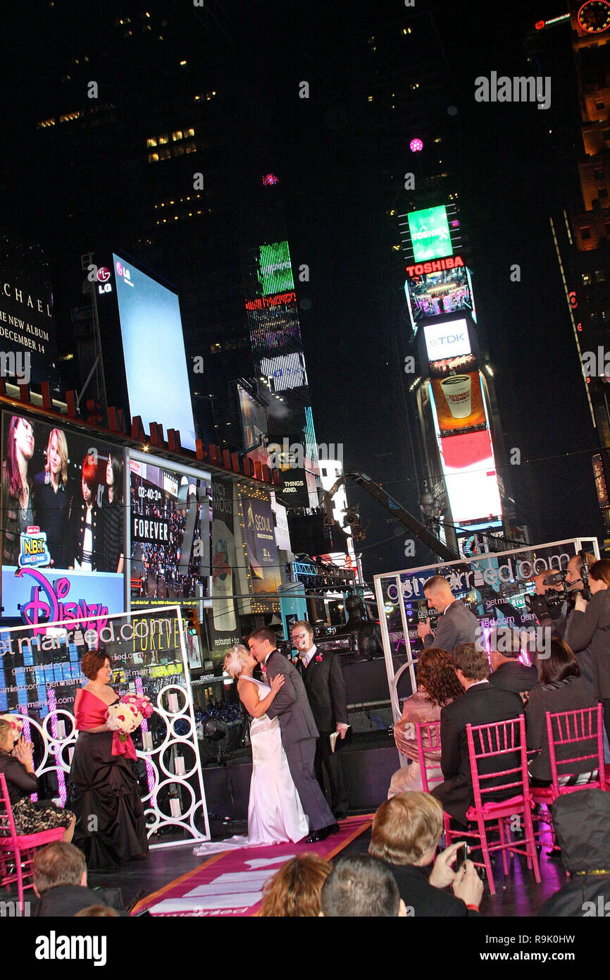 NEW YORK, NY - DECEMBER 31: Bethany Phillips and Geoffrey Dubit the ...