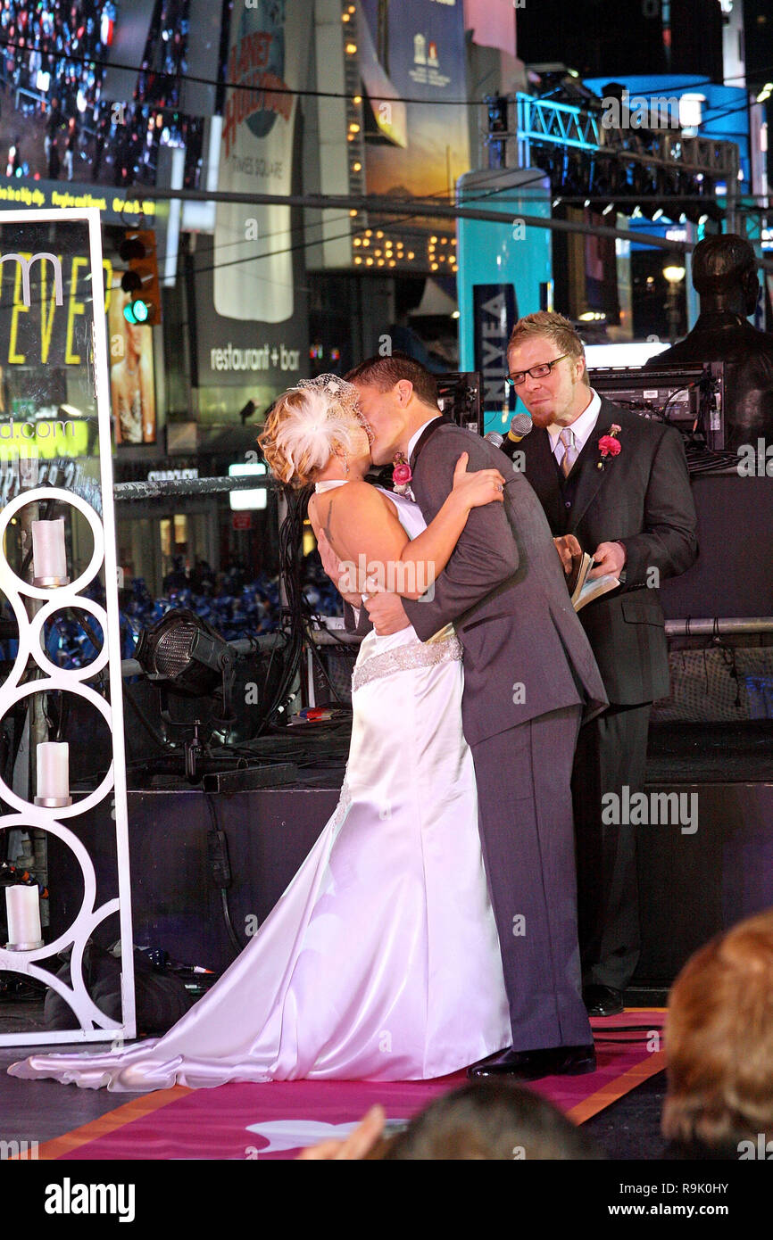 NEW YORK, NY - DECEMBER 31: Bethany Phillips and Geoffrey Dubit the ...