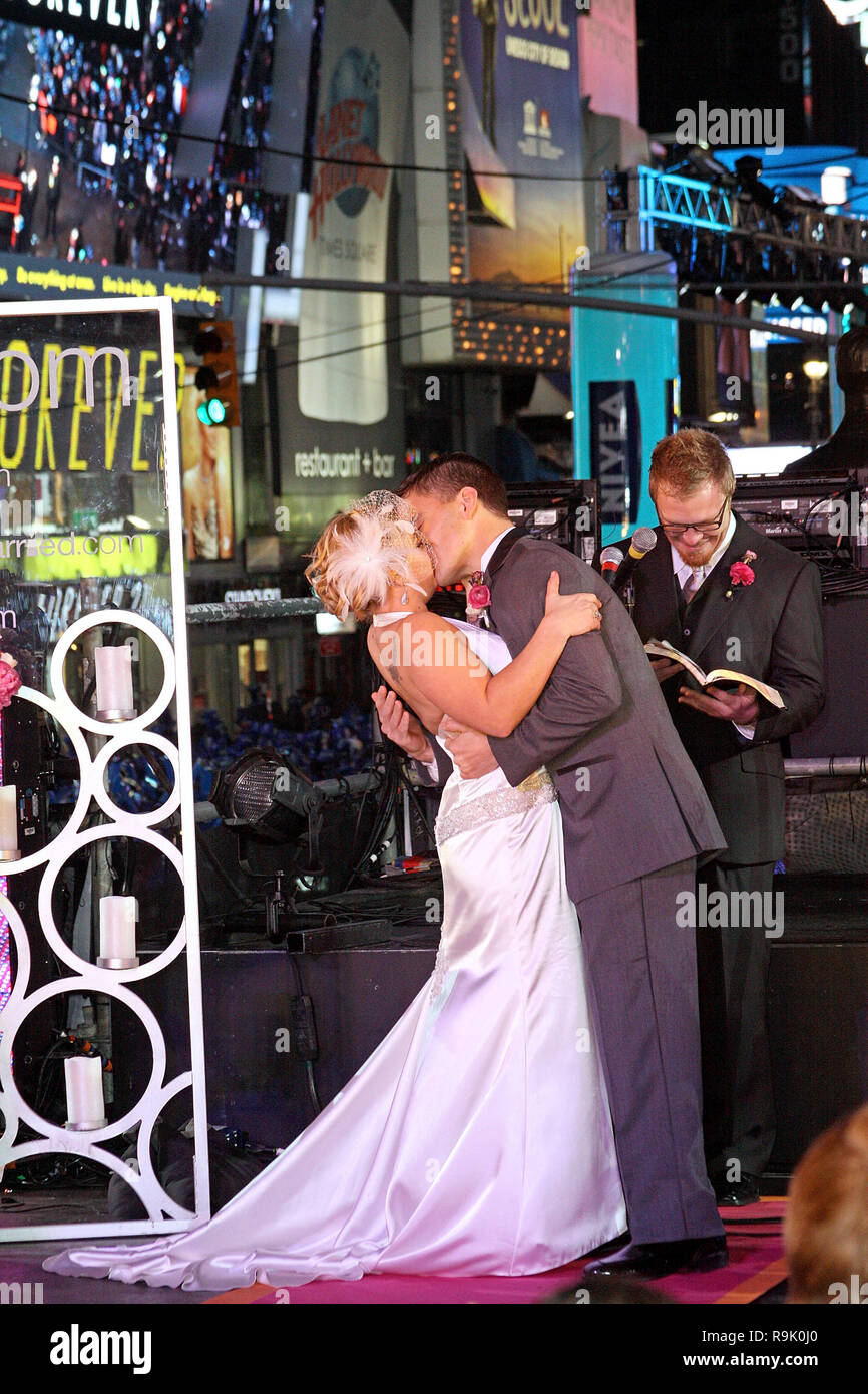 NEW YORK, NY - DECEMBER 31: Bethany Phillips and Geoffrey Dubit the ...