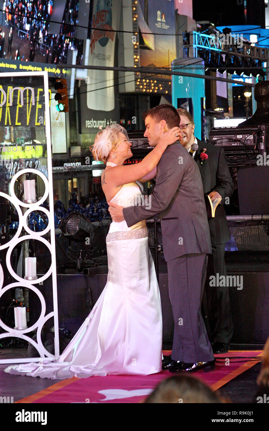 NEW YORK, NY - DECEMBER 31: Bethany Phillips and Geoffrey Dubit the ...