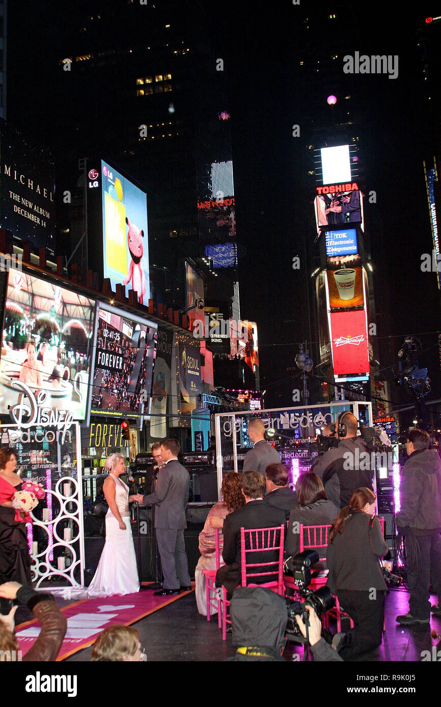 NEW YORK, NY - DECEMBER 31: Bethany Phillips and Geoffrey Dubit the ...