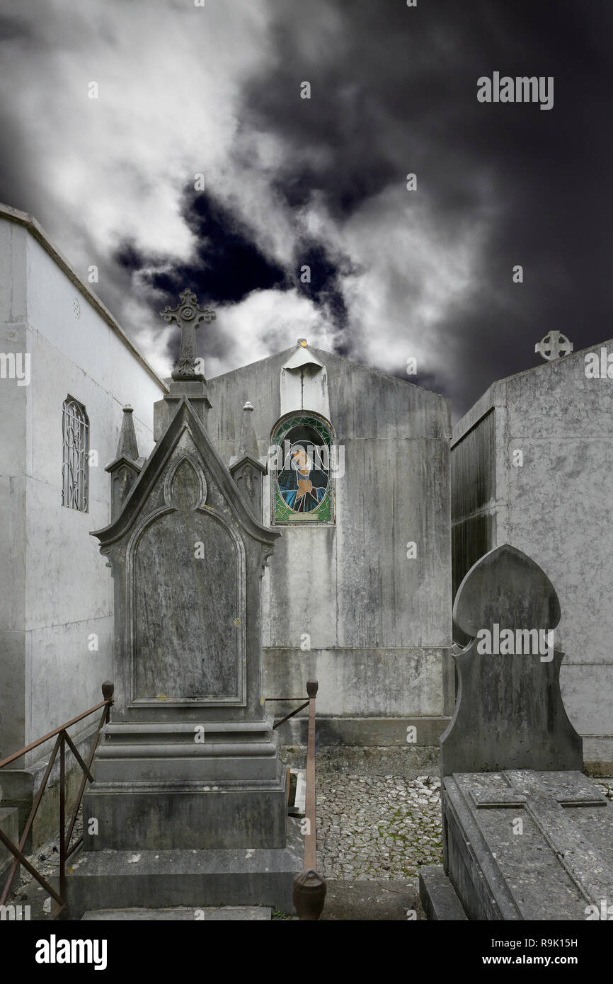 Cemetery chapels hi-res stock photography and images - Alamy
