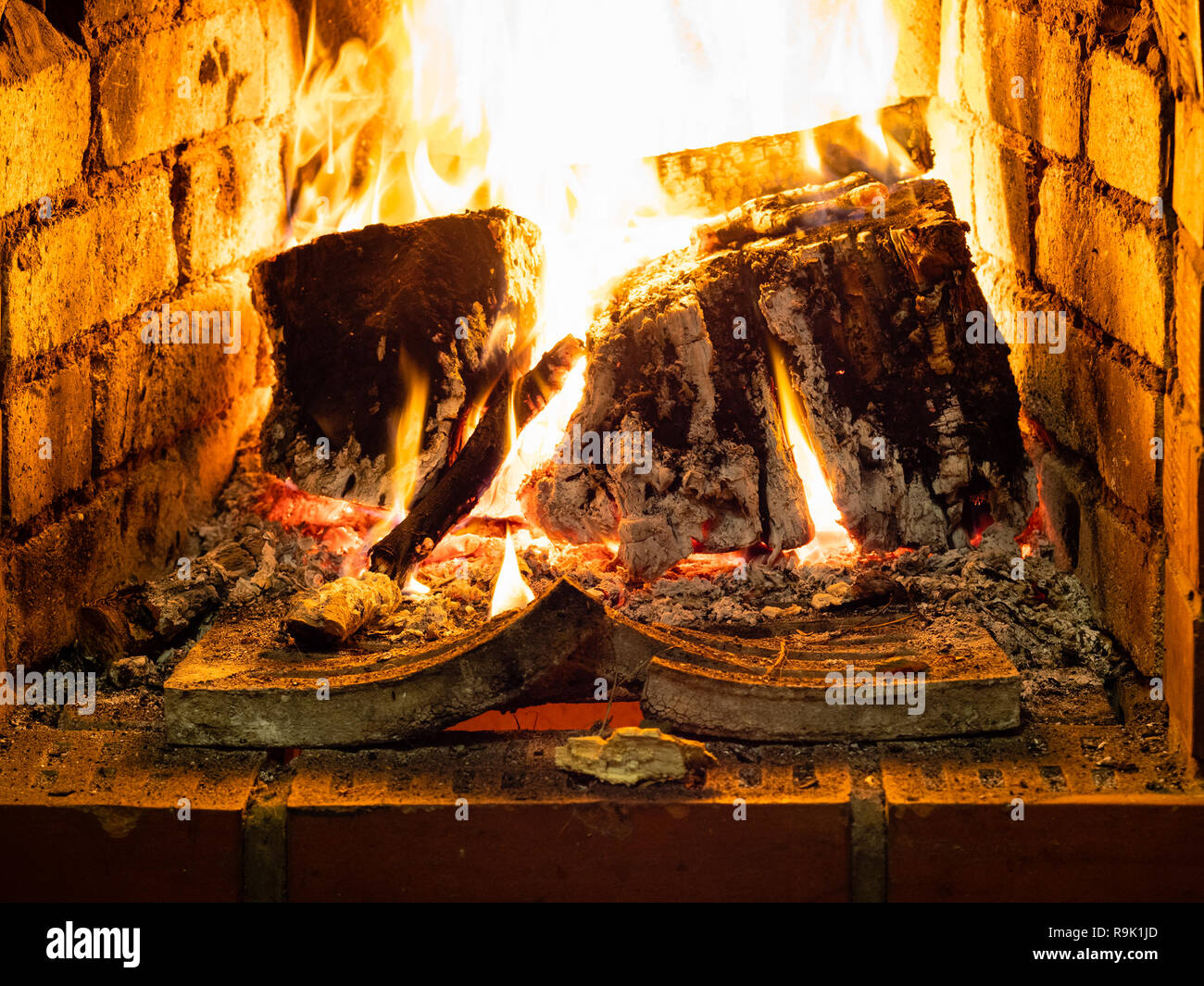 Smouldering log hi-res stock photography and images - Alamy